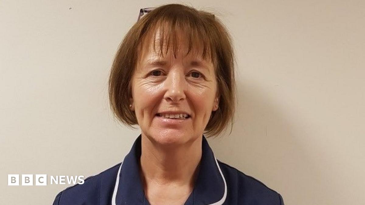 The NHS retirees who returned to vaccinate England - BBC News