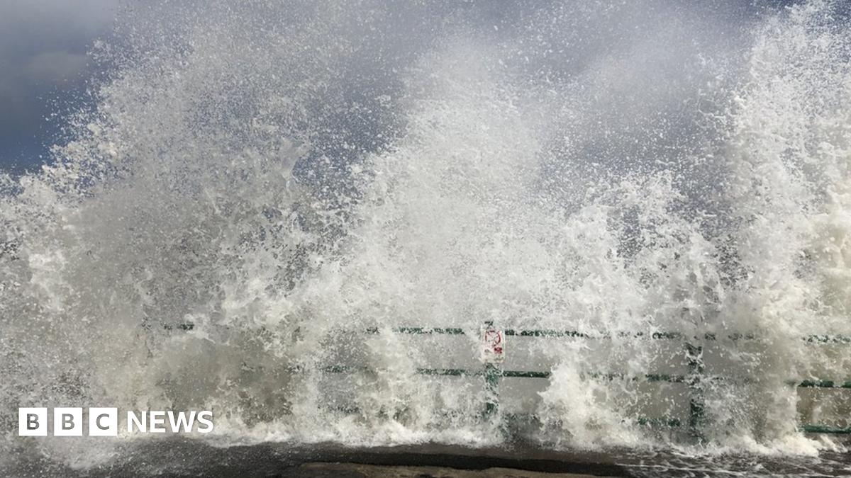 Flood warnings: Alerts in force with heavy rain expected - BBC News