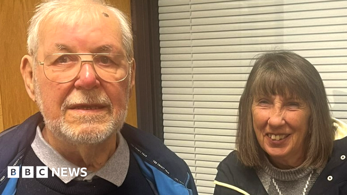 Hampshire: OBE nominations for long-serving bus volunteers - BBC News