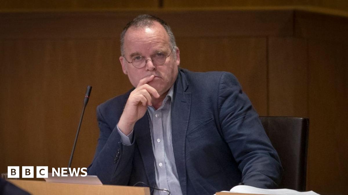 Independent MSP Andy Wightman defends Holyrood inquiry report - BBC News