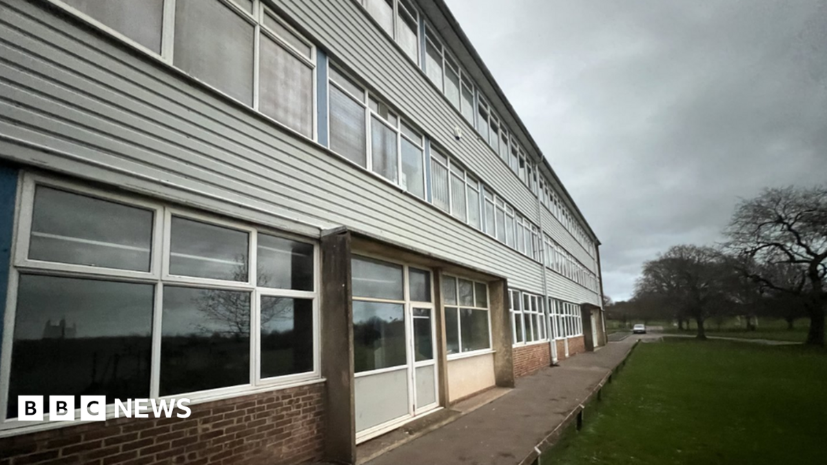 Wells school campaign raises thousands to help students - BBC News