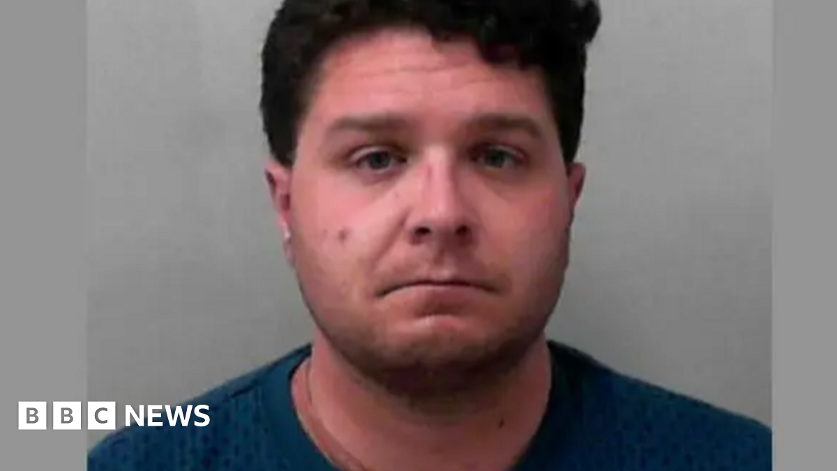 Man gets suspended sentence for stalking ex-girlfriend - BBC News