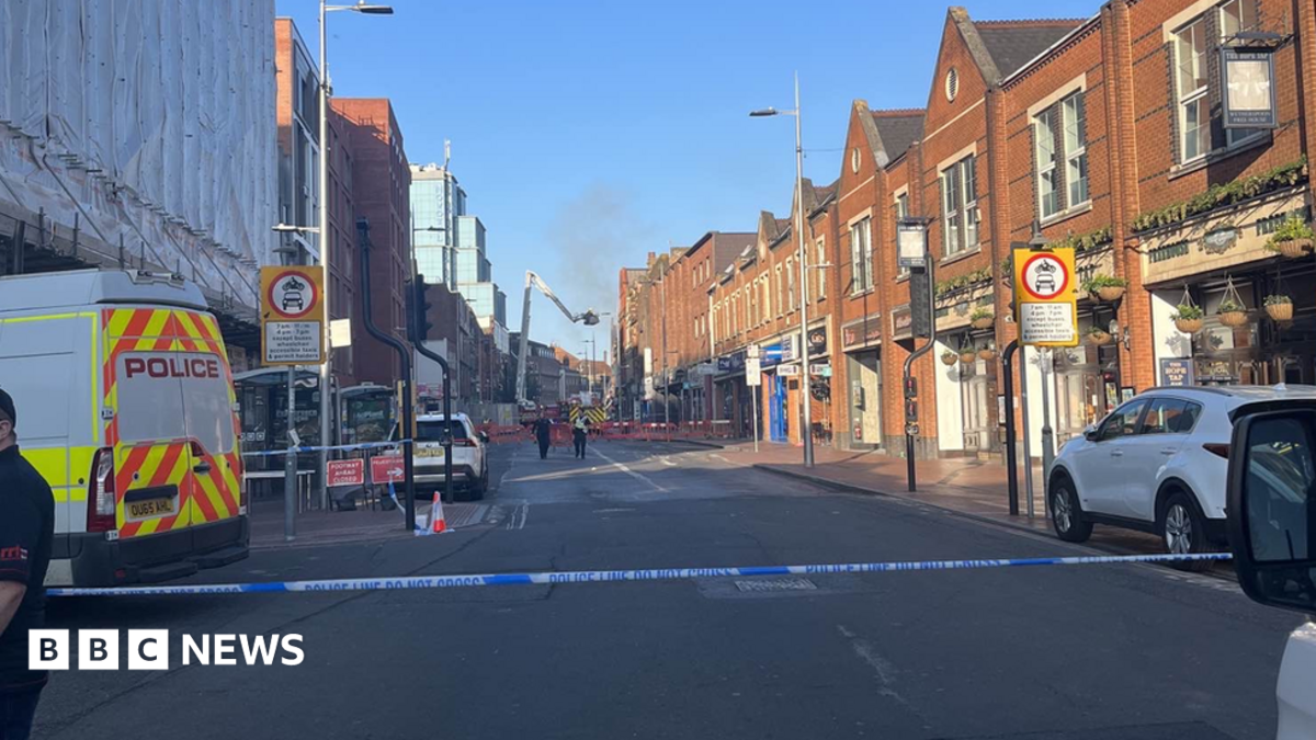 Reading fire: Friar Street reopens after building blaze - BBC News