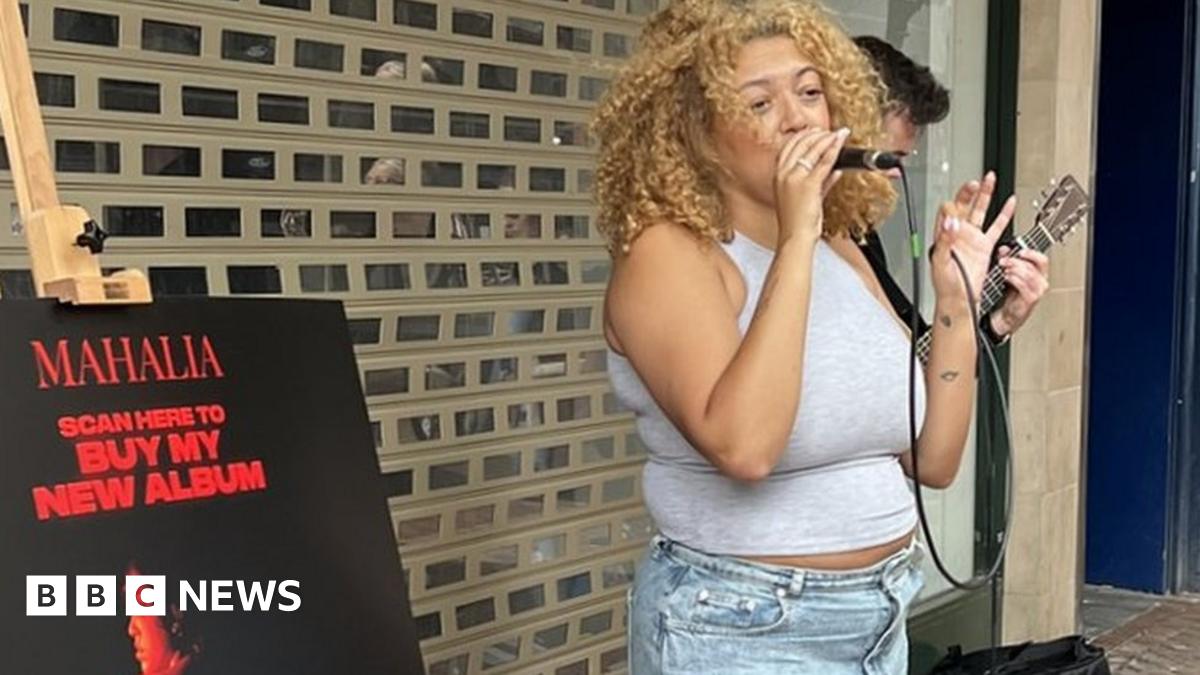 Mahalia's street shows a 'return to busking roots' - BBC News