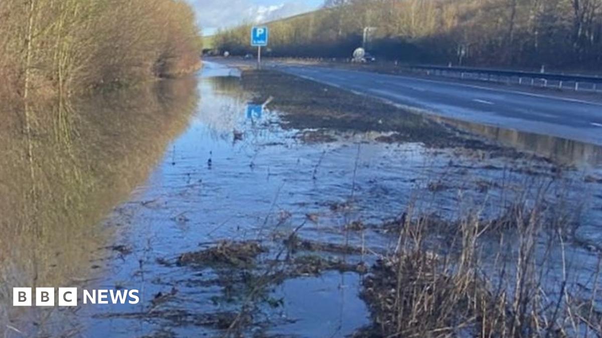 A303 in Wiltshire remains closed eastbound due to flooding - BBC News
