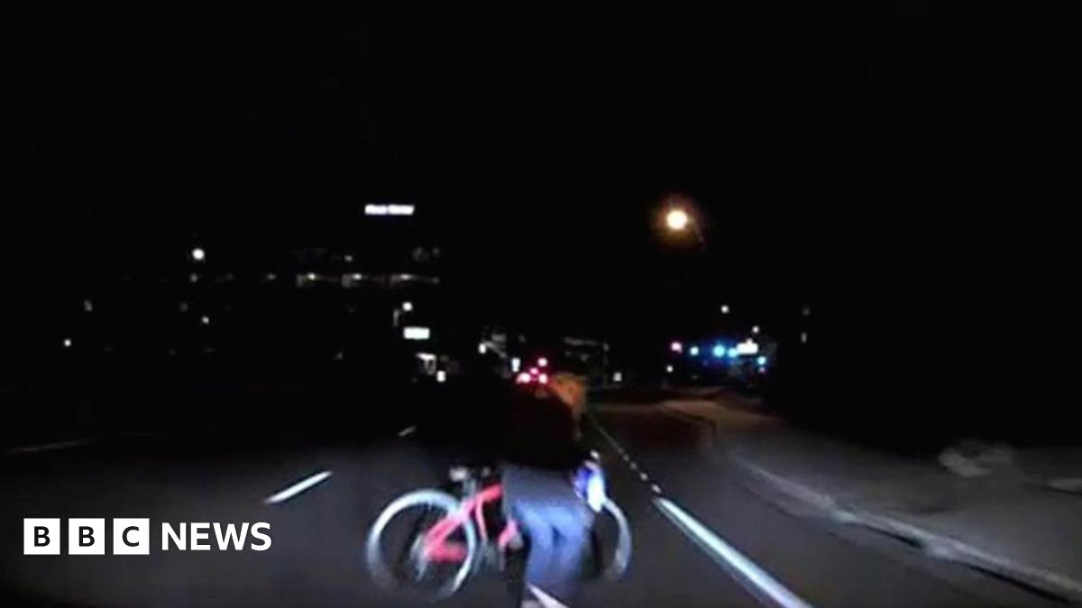 Uber self-driving crash: Footage shows moment before impact - BBC News
