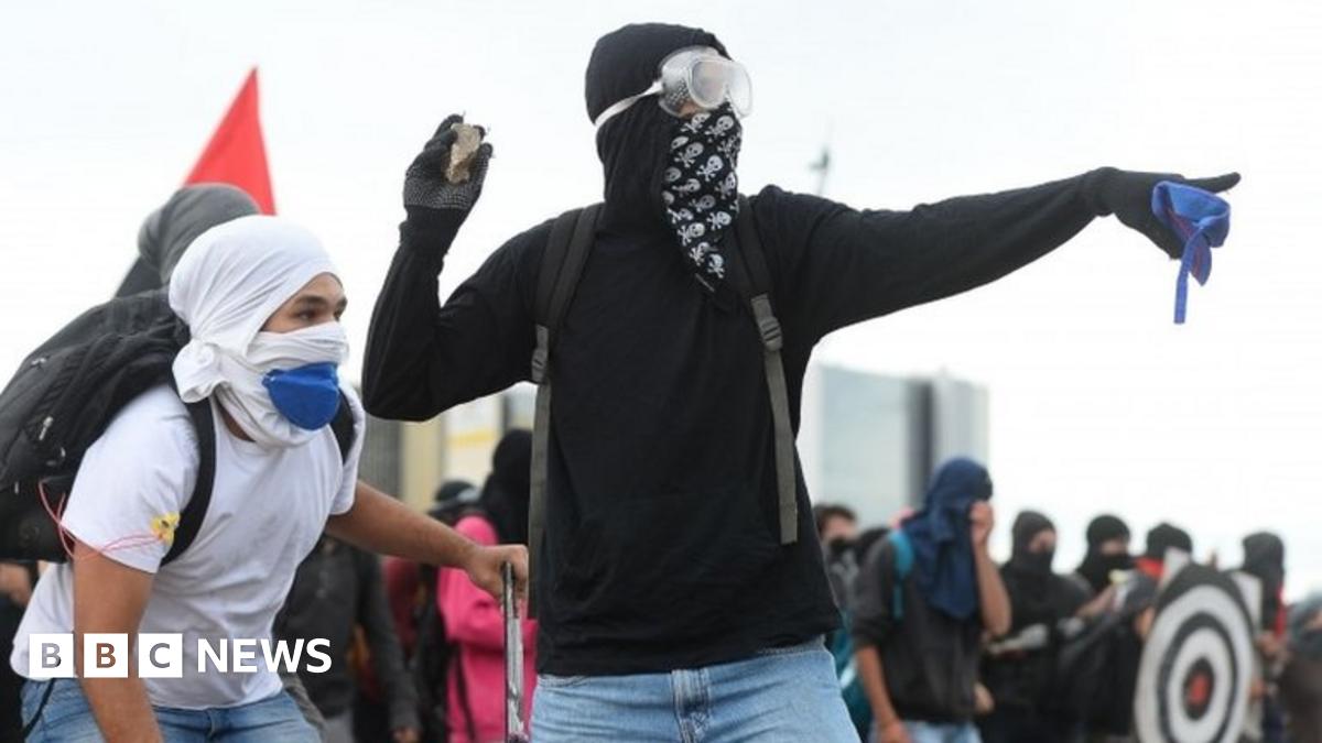 Brazil: Clashes as Senate approves 20-year austerity plan - BBC News