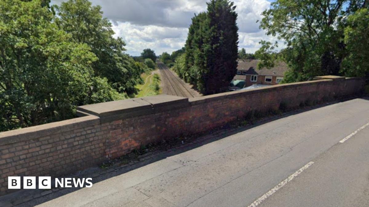 Branston bridge in Burton closed as lorries ignore weight limit - BBC News