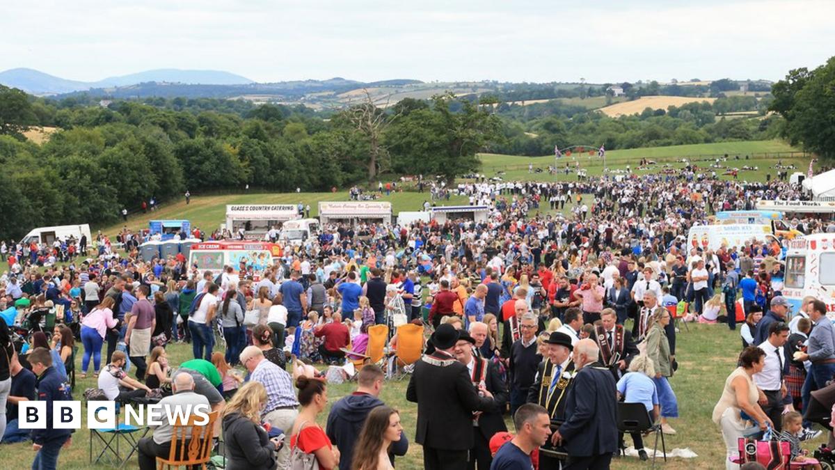 Scarva: Thousands attend annual 'Sham Fight' - BBC News