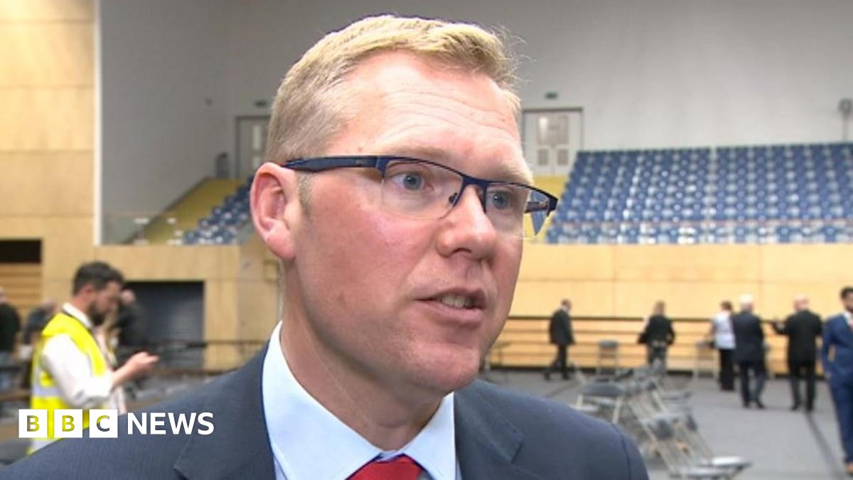 Nick Forbes: Newcastle Council Labour leader survives challenge - BBC News