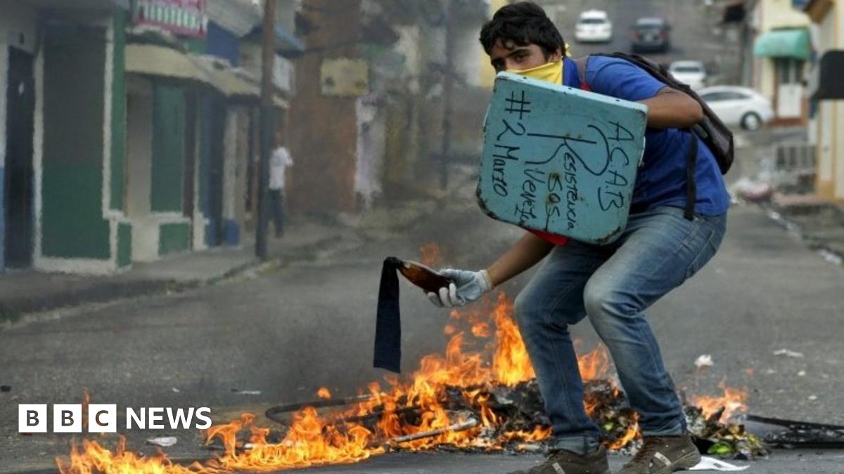 Venezuela students protest against Supreme Court ruling - BBC News