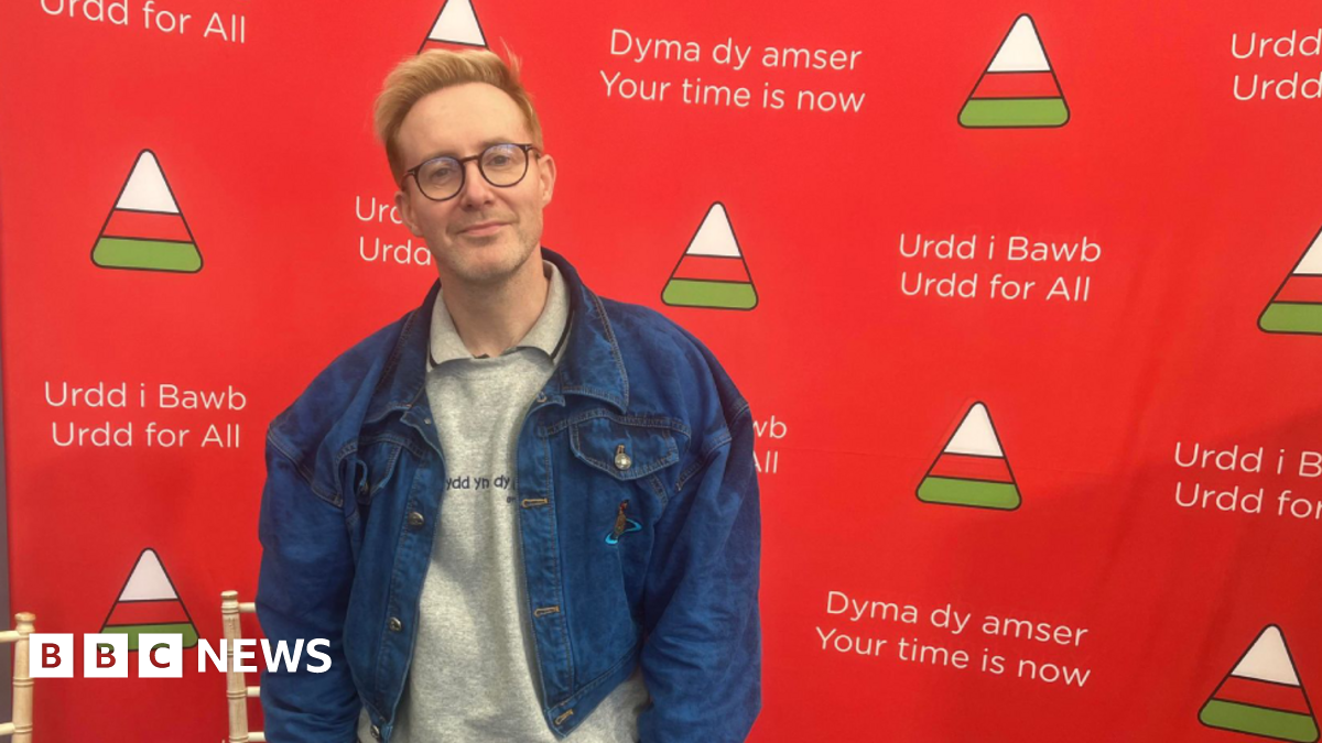 Pride song debuts at Powys Urdd Eisteddfod after LGBTQ+ row - BBC News