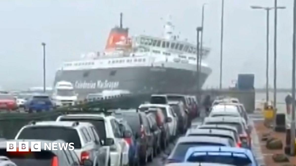CalMac crew praised for berthing lurching ferry at Ardrossan - BBC News