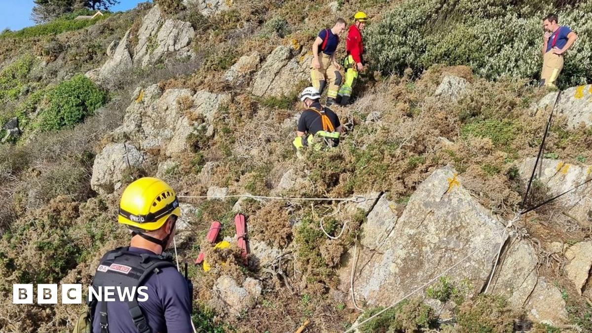 Stranded cliff climber rescued from Guernsey bay - BBC News