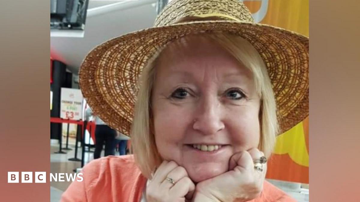 Tributes as woman dies four months after crash - BBC News