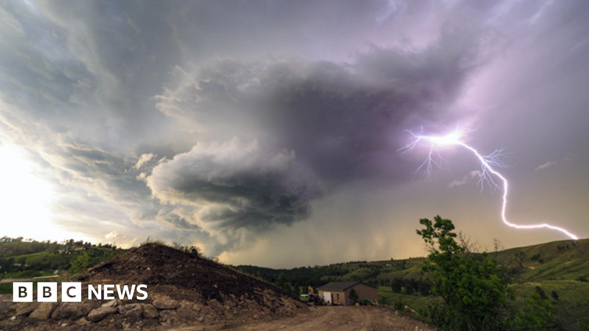 Storm chaser documents 'Tornado Alley' - BBC News