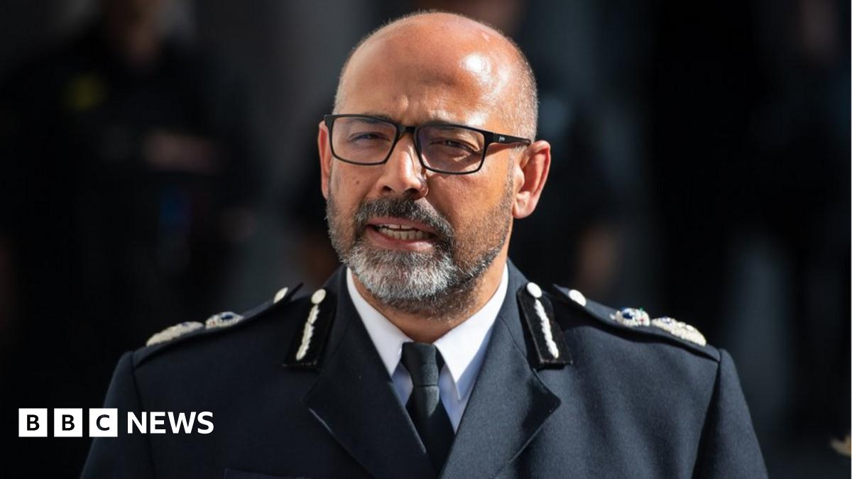 Fastest-growing UK terror threat 'from far-right' - BBC News