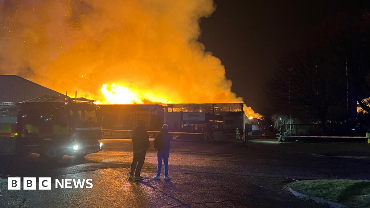 Bridgend: Large fire breaks out at industrial estate - BBC News