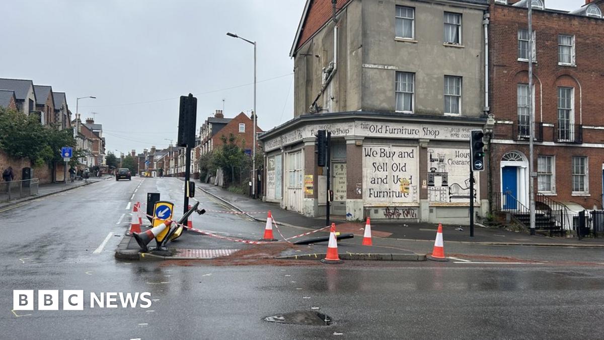 Reading police van and ambulance crash leaves three hurt - BBC News