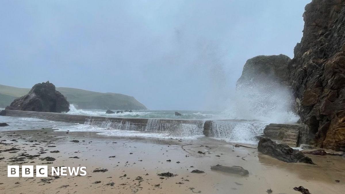 Storm Antoni: RNLI warns swimmers of 'unpredictable seas' - BBC News