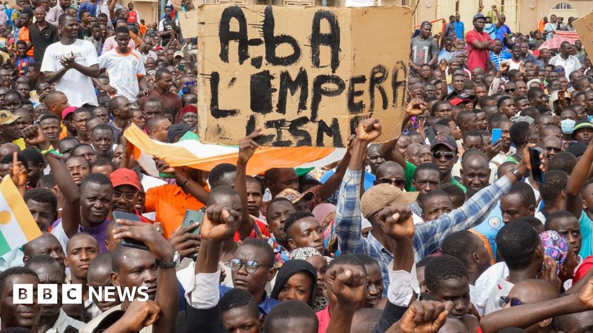 Niger coup: Thousands march to support junta - BBC News