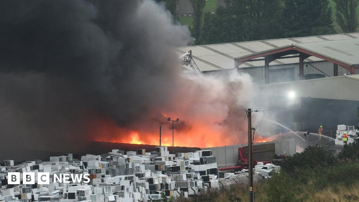 Major fire at Perth recycling centre extinguished - BBC News