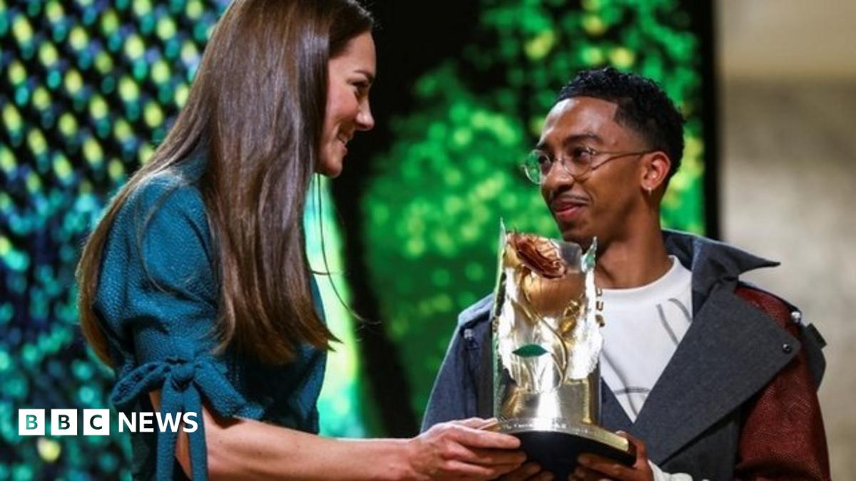 Kate presents award for rising stars in fashion - BBC News
