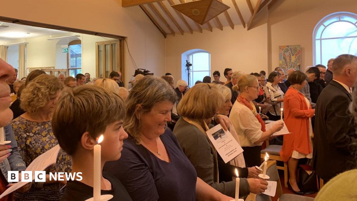 Whaley Bridge: Dam flood town holds thanksgiving service - BBC News