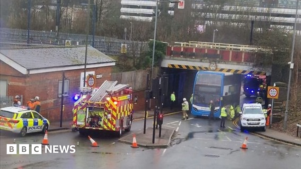 Luton: Trains suspended after bus gets stuck under bridge - BBC News