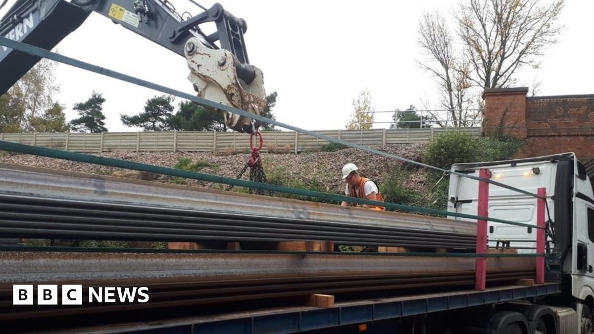 Fleet to Basingstoke rail line 'delays' after landslip - BBC News