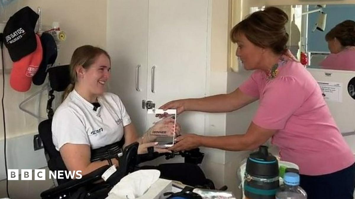 Make a Difference award presented to champion rower - BBC News