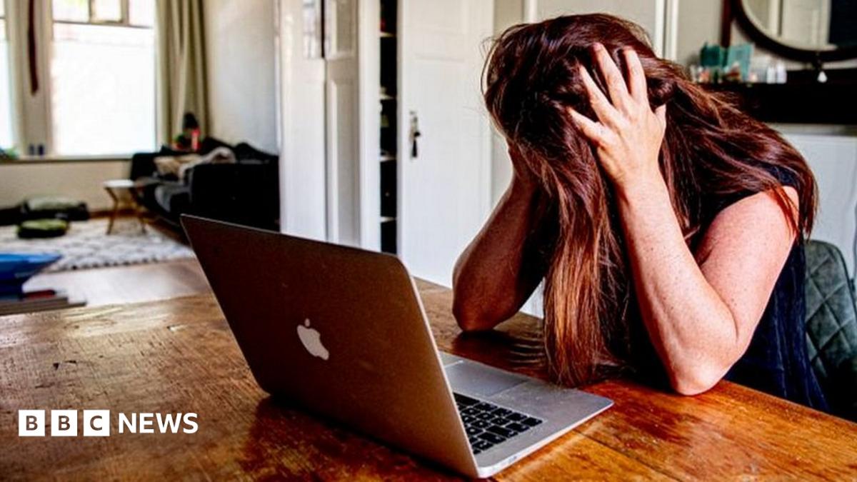 Woman loses £320,000 in 'romance fraud' scam - BBC News