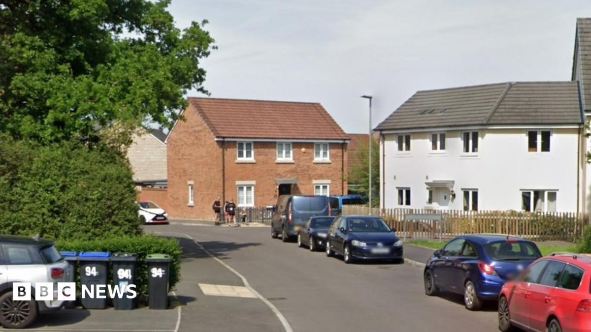 Arrests after woman hit with knuckle duster in Trowbridge - BBC News