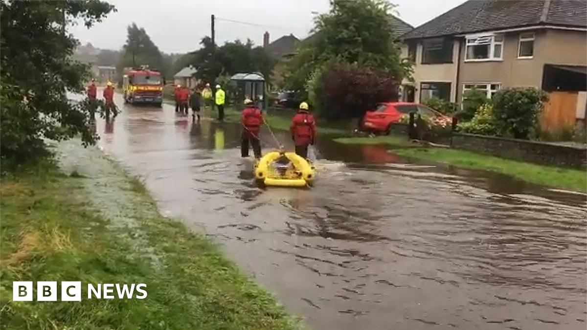 Lancaster homes evacuated due to flooding - BBC News