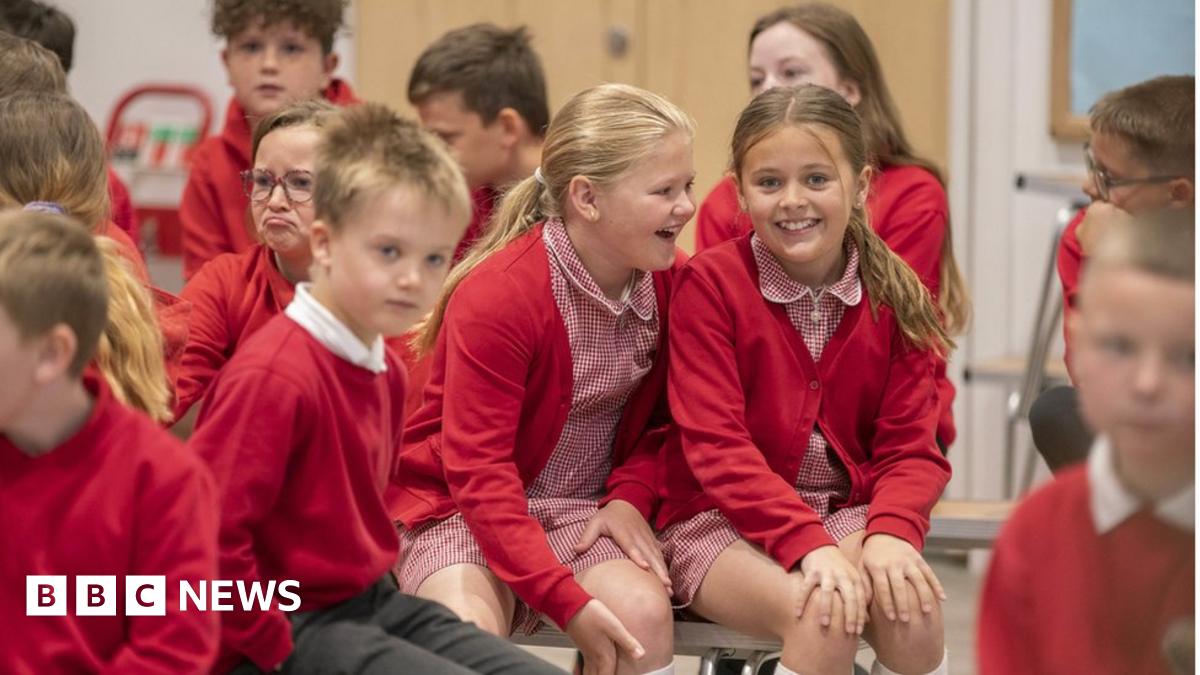 Census: Deprivation falls in Wales and rise in foreign-born people - BBC News