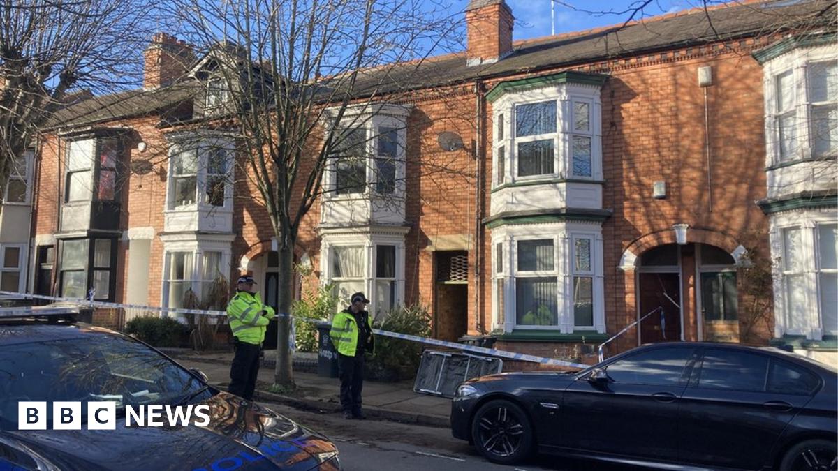 Leicester: Murder arrests after man's body found in house - BBC News