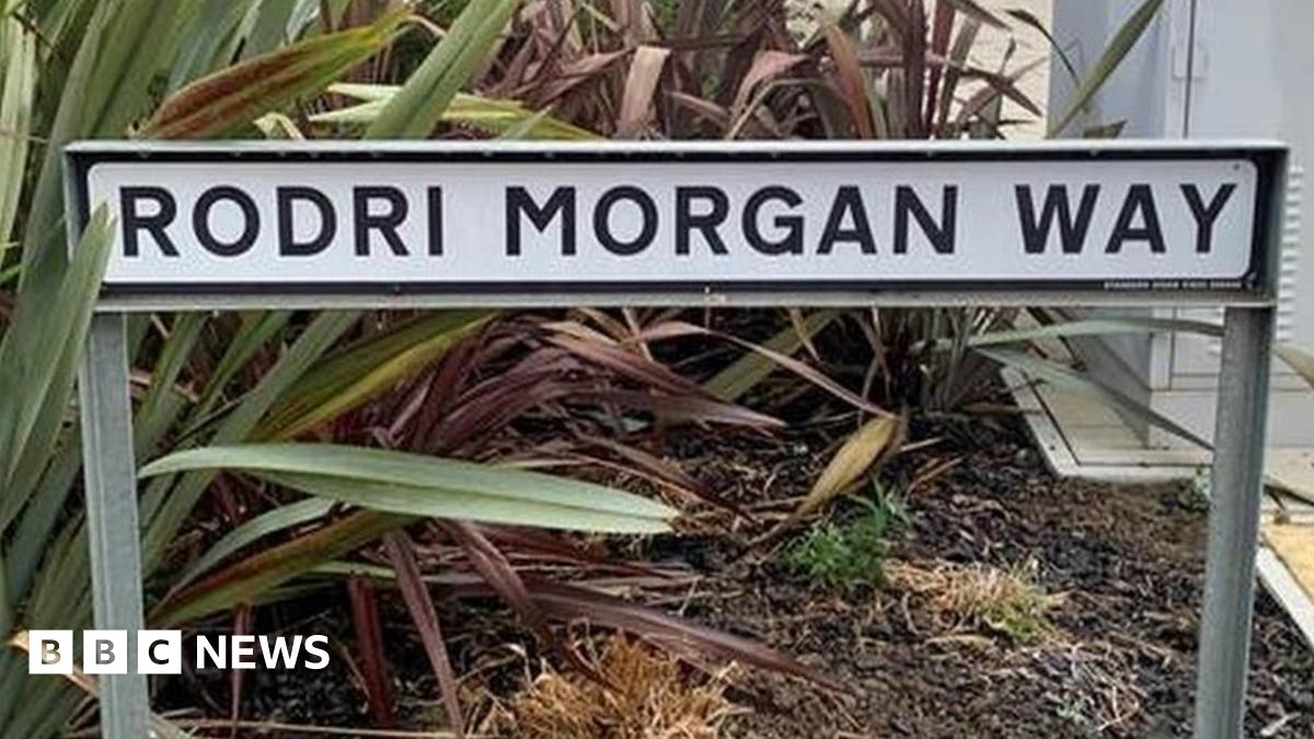 Cardiff street named after former FM Rhodri Morgan misspelt - BBC News