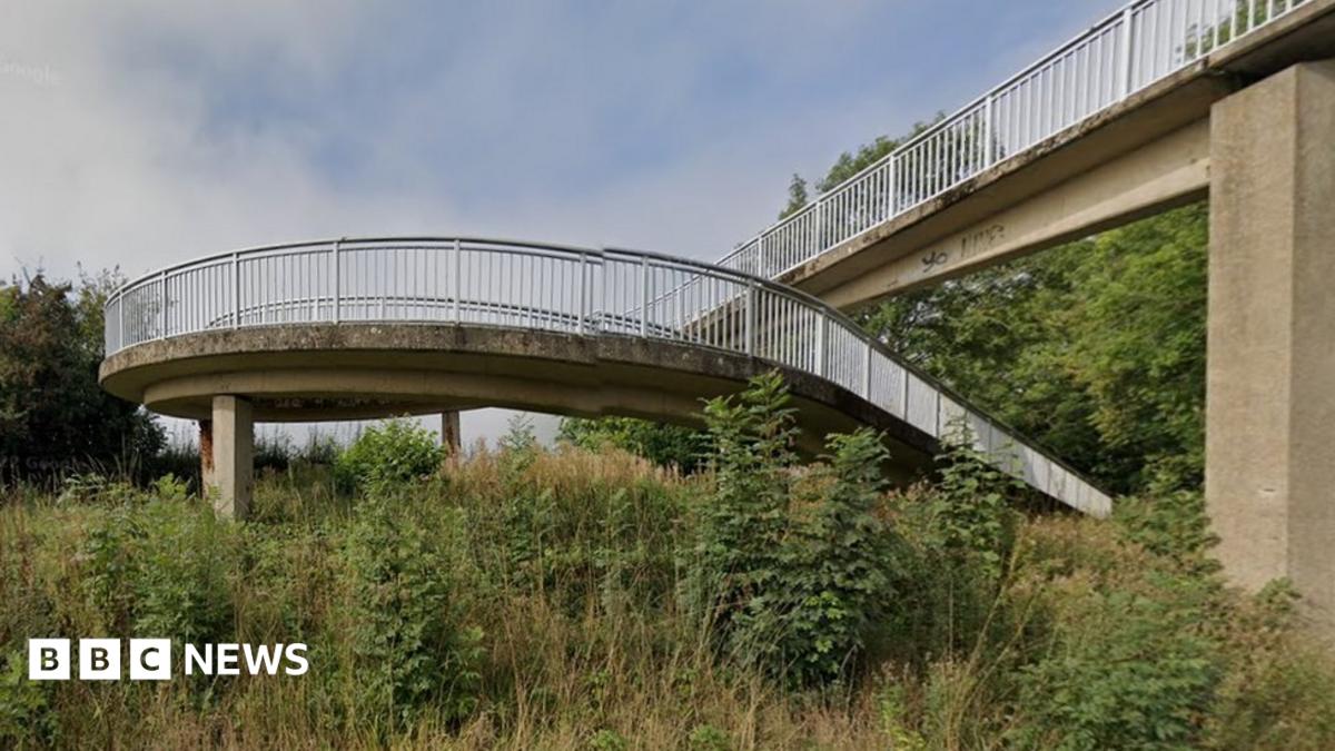Fire extinguishers thrown off bridge in Daventry - BBC News