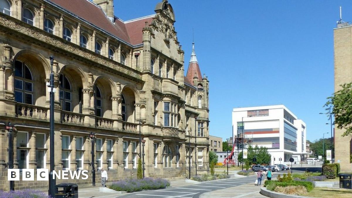 Wakefield Council to close HQ to combat rising energy costs - BBC News