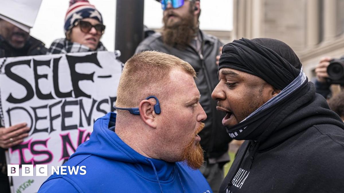 Kyle Rittenhouse case: Why it so divides the US - BBC News