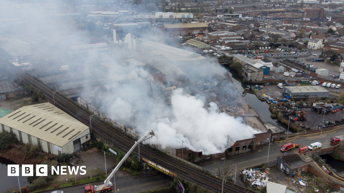 Wolverhampton fire: Explosions heard as roads and rail lines shut - BBC ...