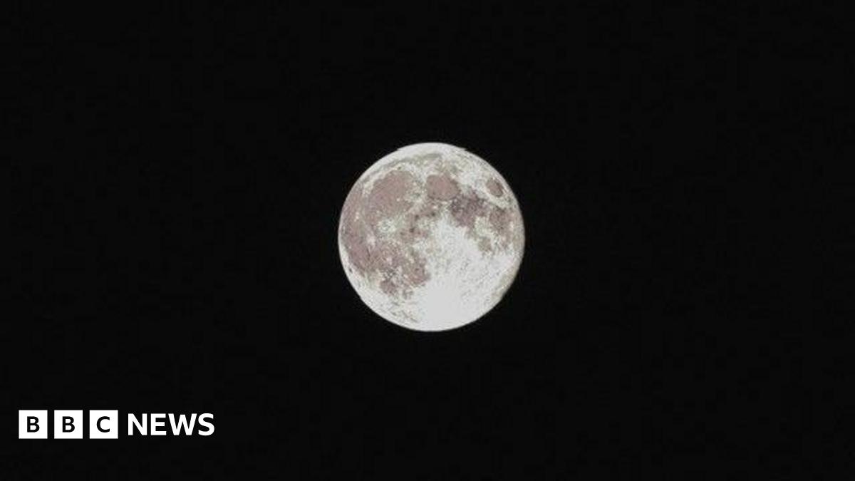 In pictures: Hunter's Moon in skies across south of England - BBC News