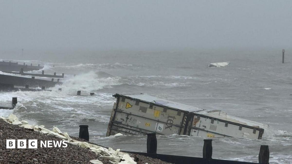 Banana containers cause shipping disruption in Solent - BBC News