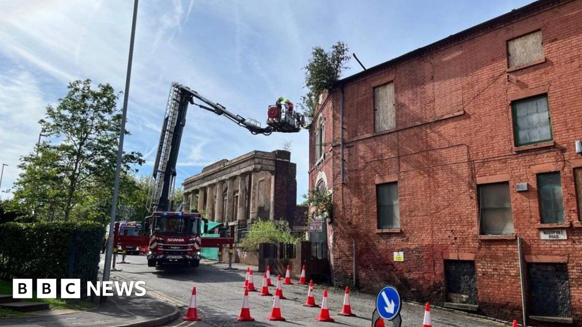 Arson probe into Burslem derelict Wade Ceramics factory fire - BBC News