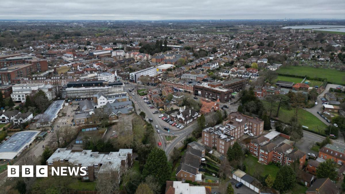 Elmbridge Borough Council set to start again on 8,000-homes plan - BBC News