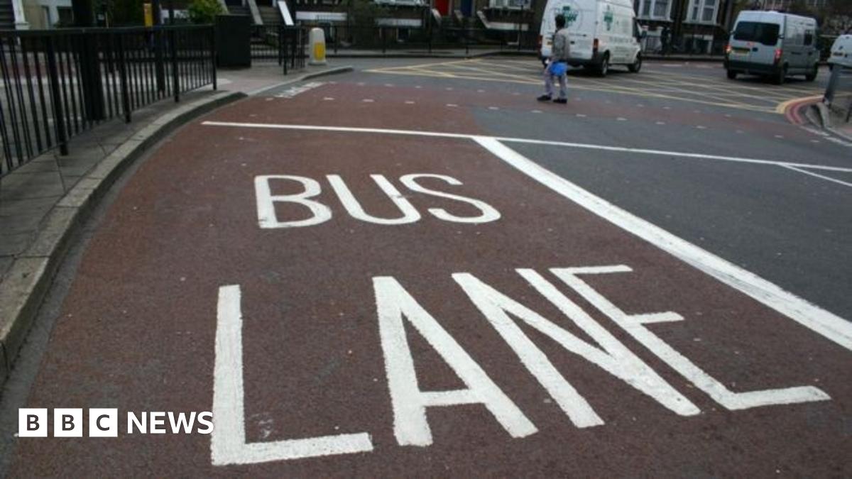 Reading A33 central reservation bus lane plan unveiled - BBC News