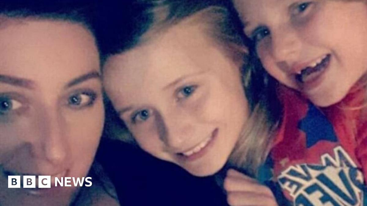 Whitley Bay mask-exempt woman urges 'more understanding' - BBC News