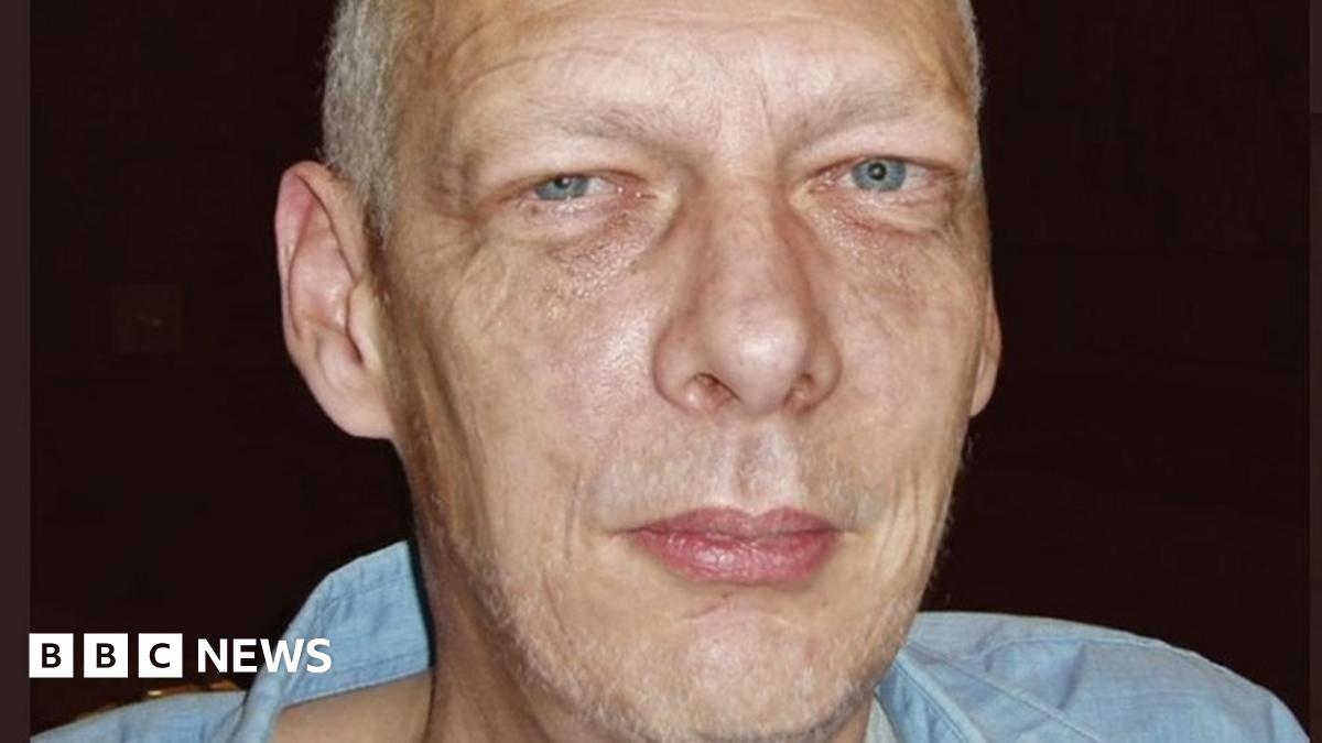 Steven Cooper: Missing Huddersfield man 'aged' in photo appeal - BBC News