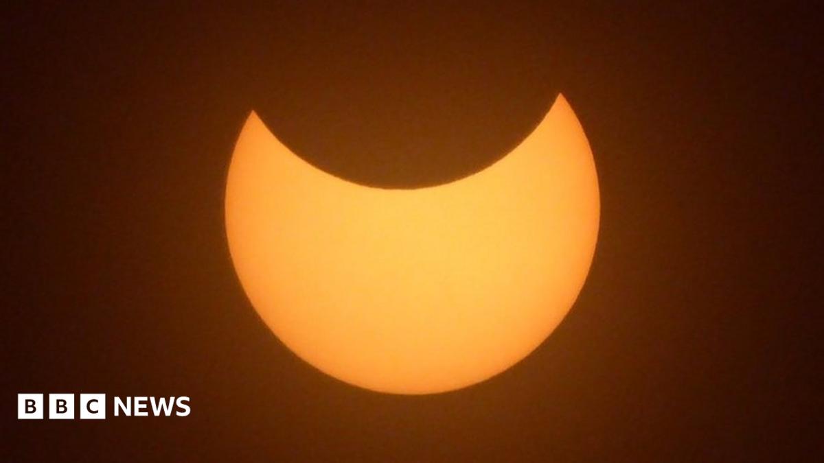 In pictures: Solar eclipse as seen from the UK - BBC News