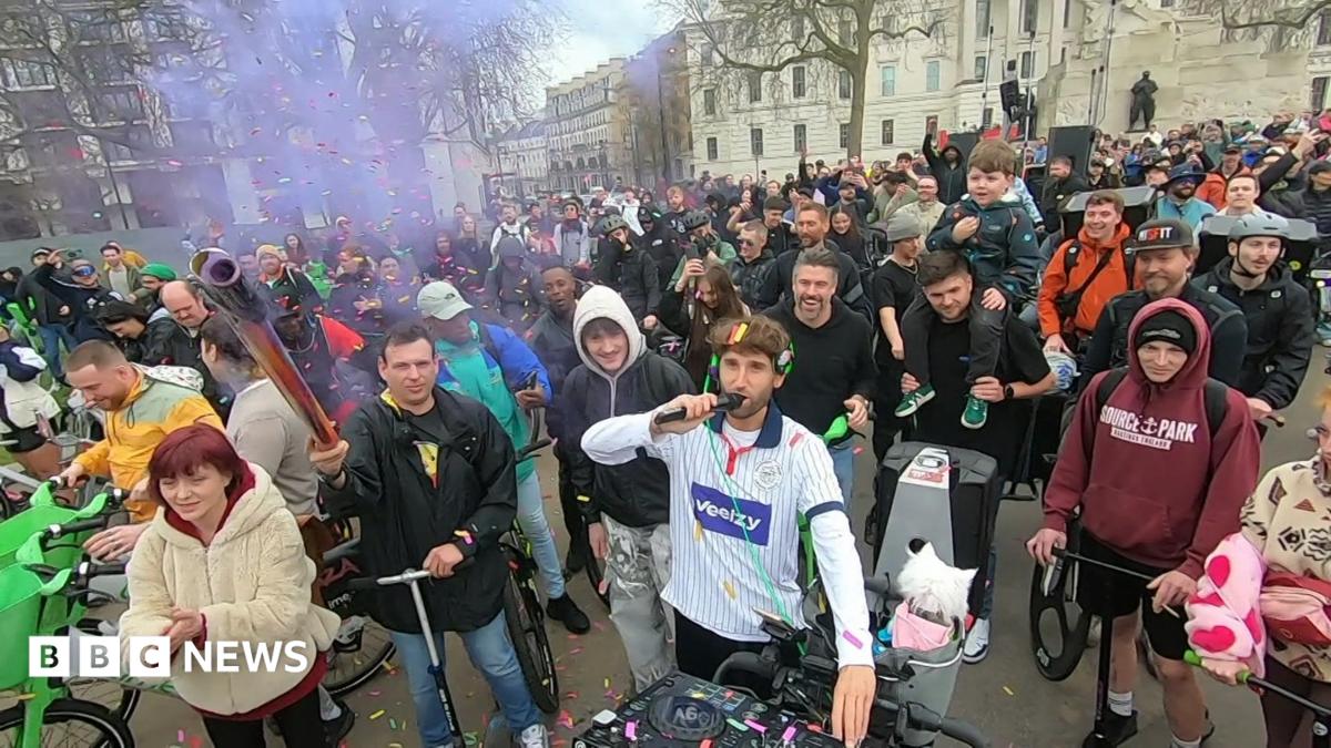 Cycling DJ Dom Whiting brings Drum 'n' Bass On the Bike to London - BBC ...